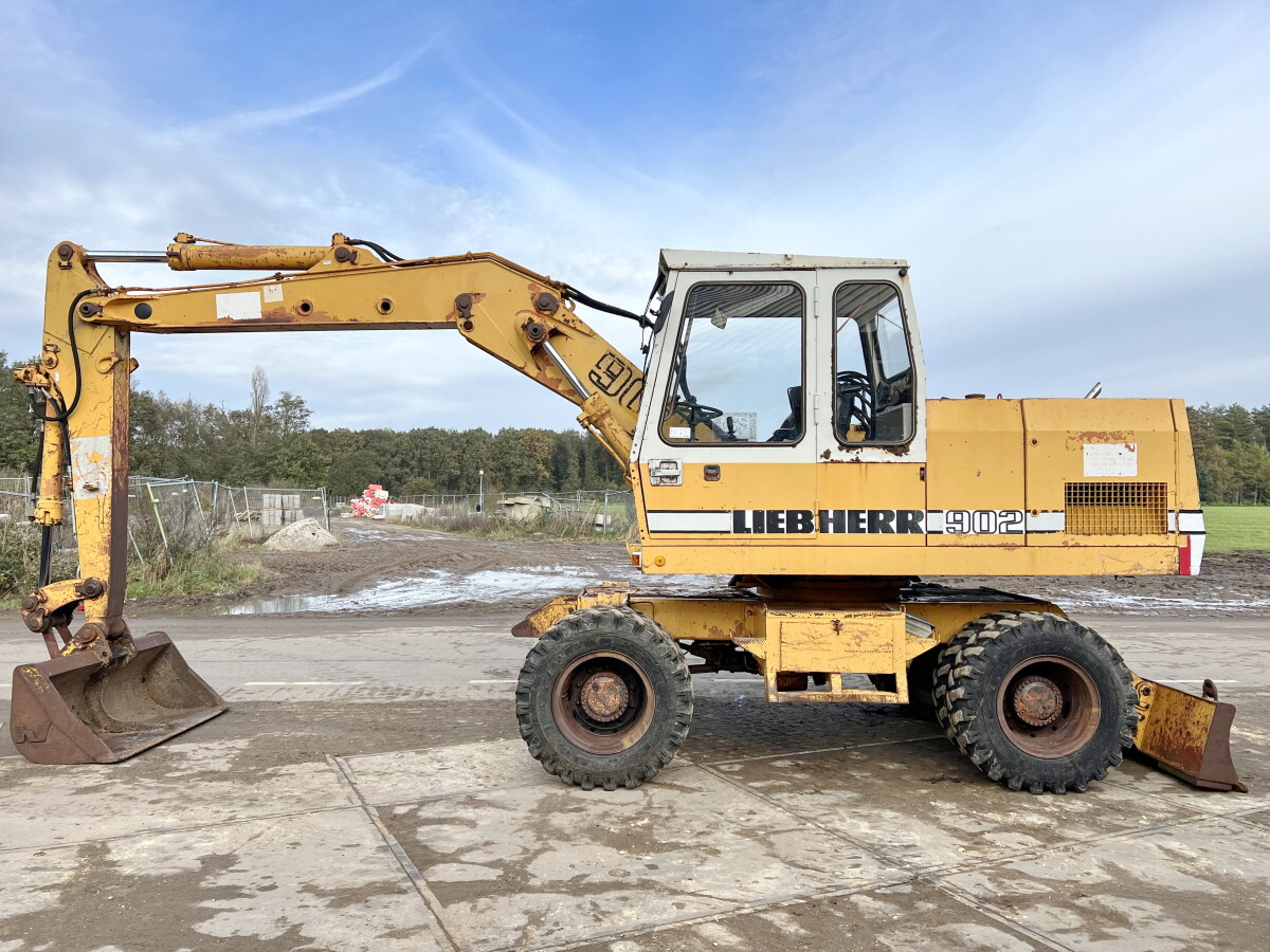 Liebherr A902 Mobilbagger | Boss Machinery