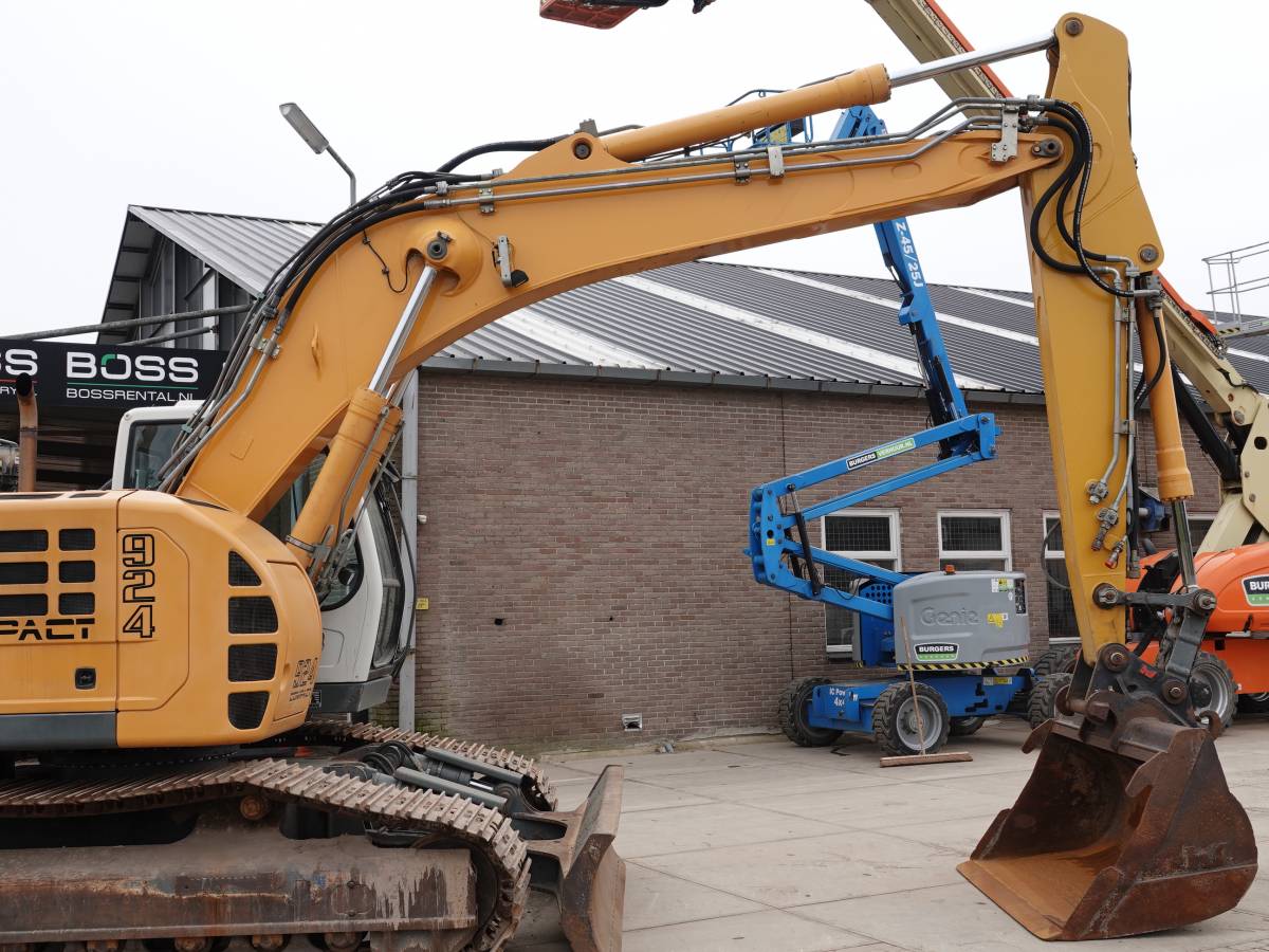 Liebher R924 Compact Excavator | Boss Machinery