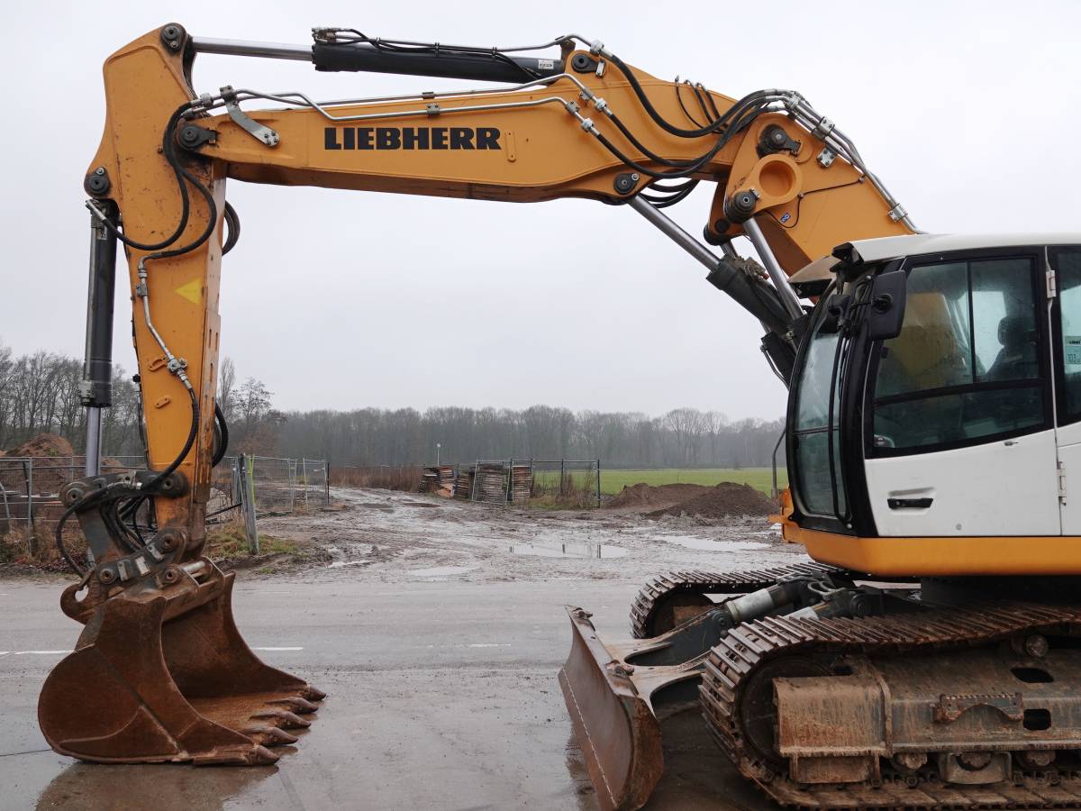 Liebherr R926LC Excavator | Boss Machinery